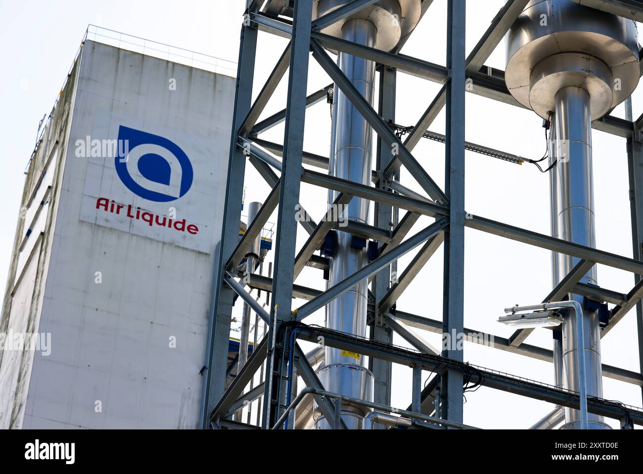 Oberhausen, Germany. 26th Aug, 2024. The Air Liquide company sign on the new hydrogen production ...