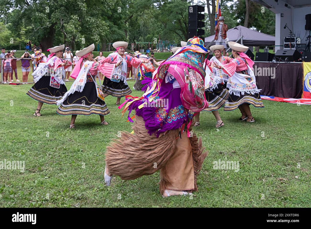 Men & women dancers from the Ecuadorian group Sentimiento Andina NY ...