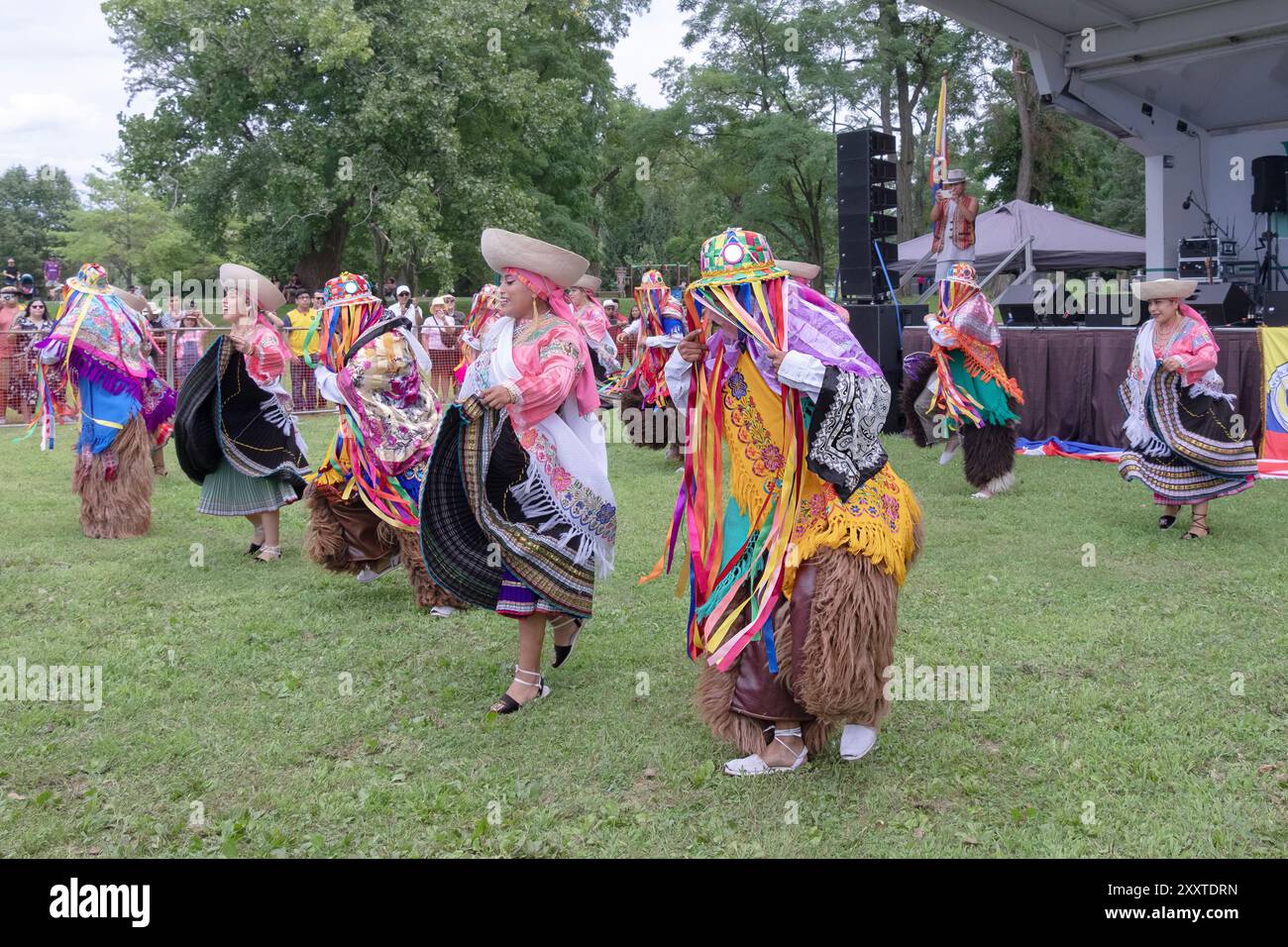 Men & women dancers from the Ecuadorian group Sentimiento Andina NY ...