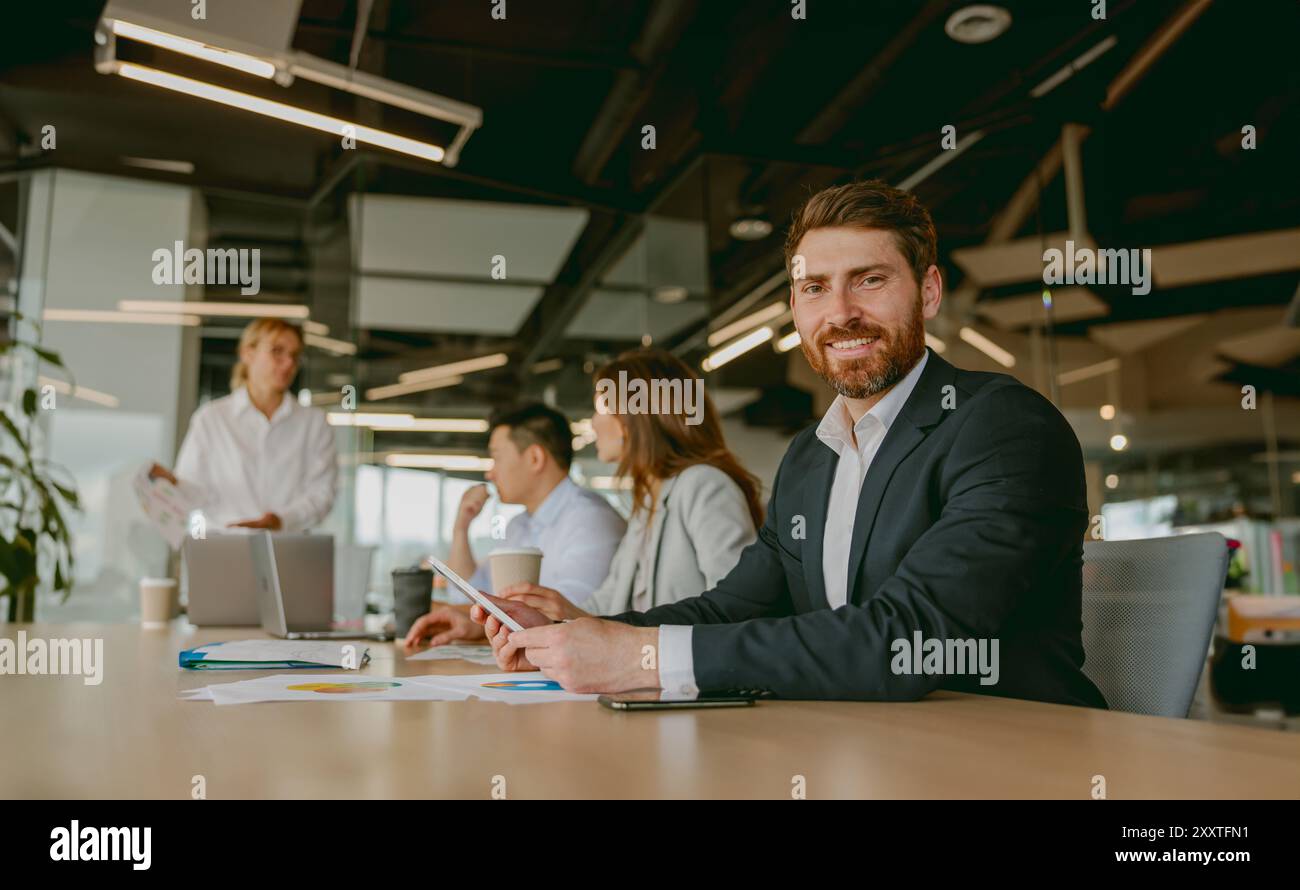 Effective Collaboration Among Business Teams in a Modern Office ...