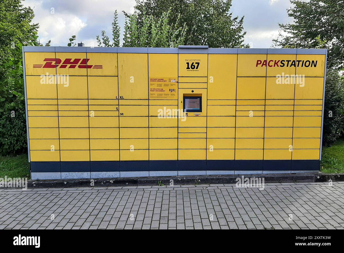 Stockbilder 08/2024 DHL Paketbox *** Stock photos 08 2024 DHL parcel ...