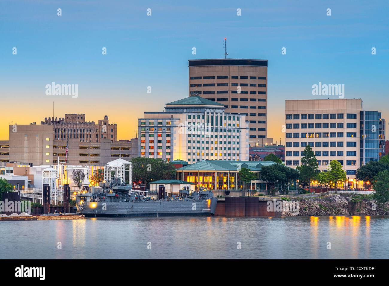 Evansville, Indiana, USA downtown city skyline on the Ohio River at ...