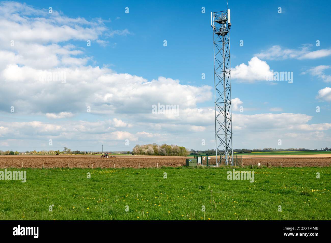 Black and white rural mobile phone mast hi-res stock photography and ...