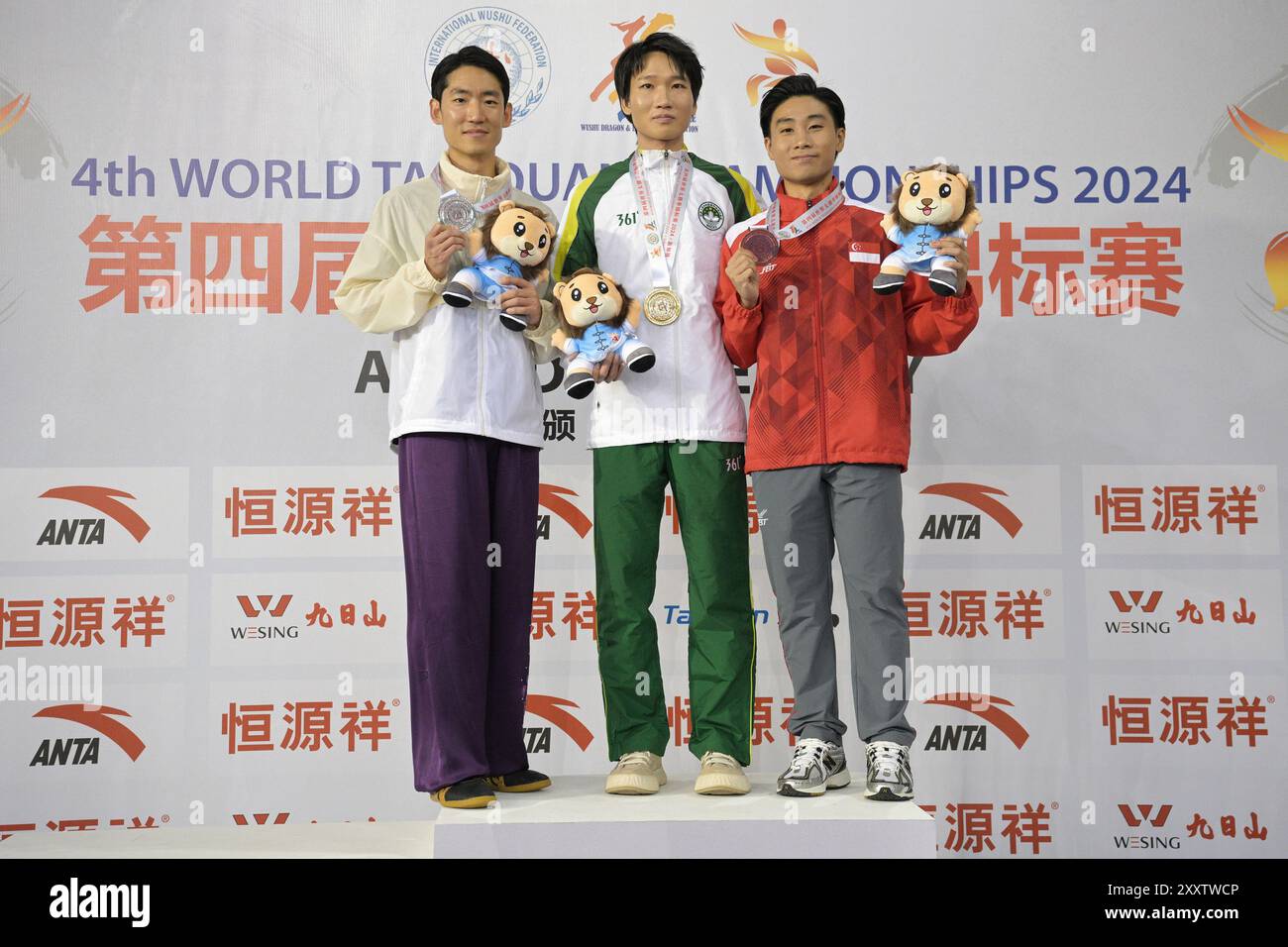(240826) -- SINGAPORE, Aug. 26, 2024 (Xinhua) -- Gold medalist Wong Kui ...