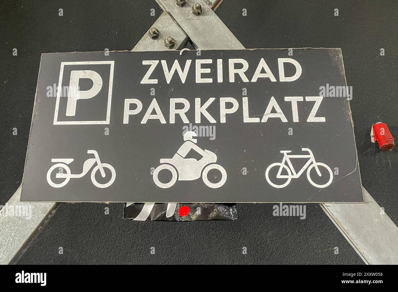 Zweiradparkplatz, Symbolbild, Parken, Motorrad, Moped, Fahrrad, Verkehr ...