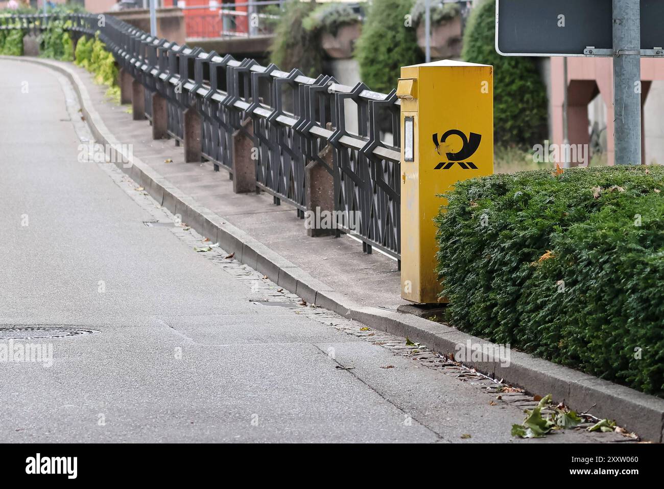 Briefkasten der Deutschen Post am Straßenrand, Symbolbild, Deutsche ...