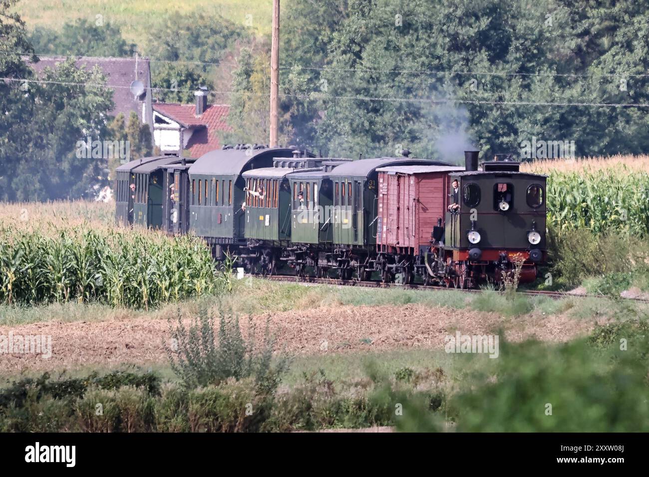 Historische Eisenbahn, Symbolbild, Dampflok, ländliche Gegend ...