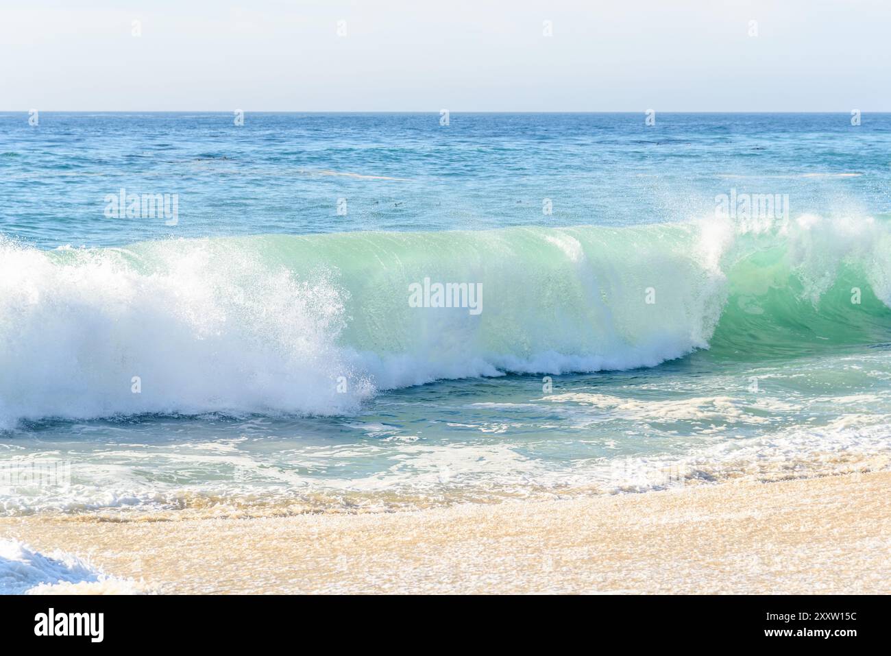 Wave crashing on beach hi-res stock photography and images - Alamy