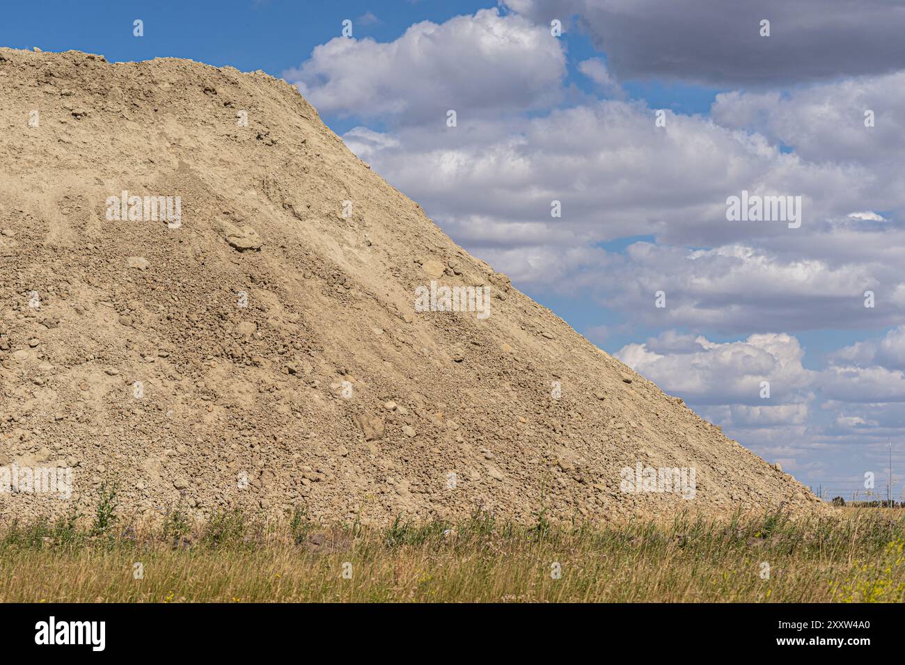 pile of soil earth at a construction building site Stock Photo - Alamy