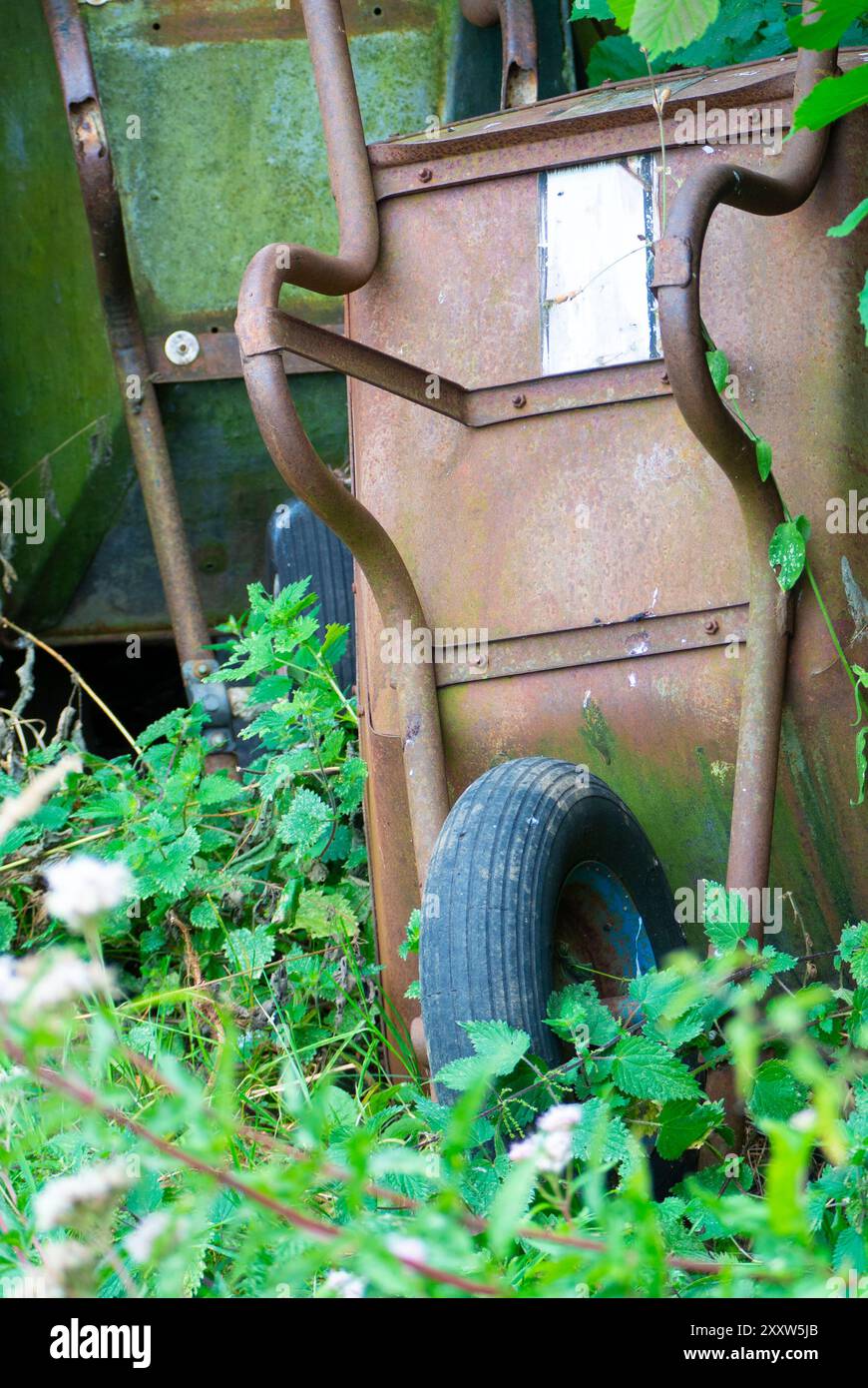 Old wheelbarrows hi-res stock photography and images - Alamy