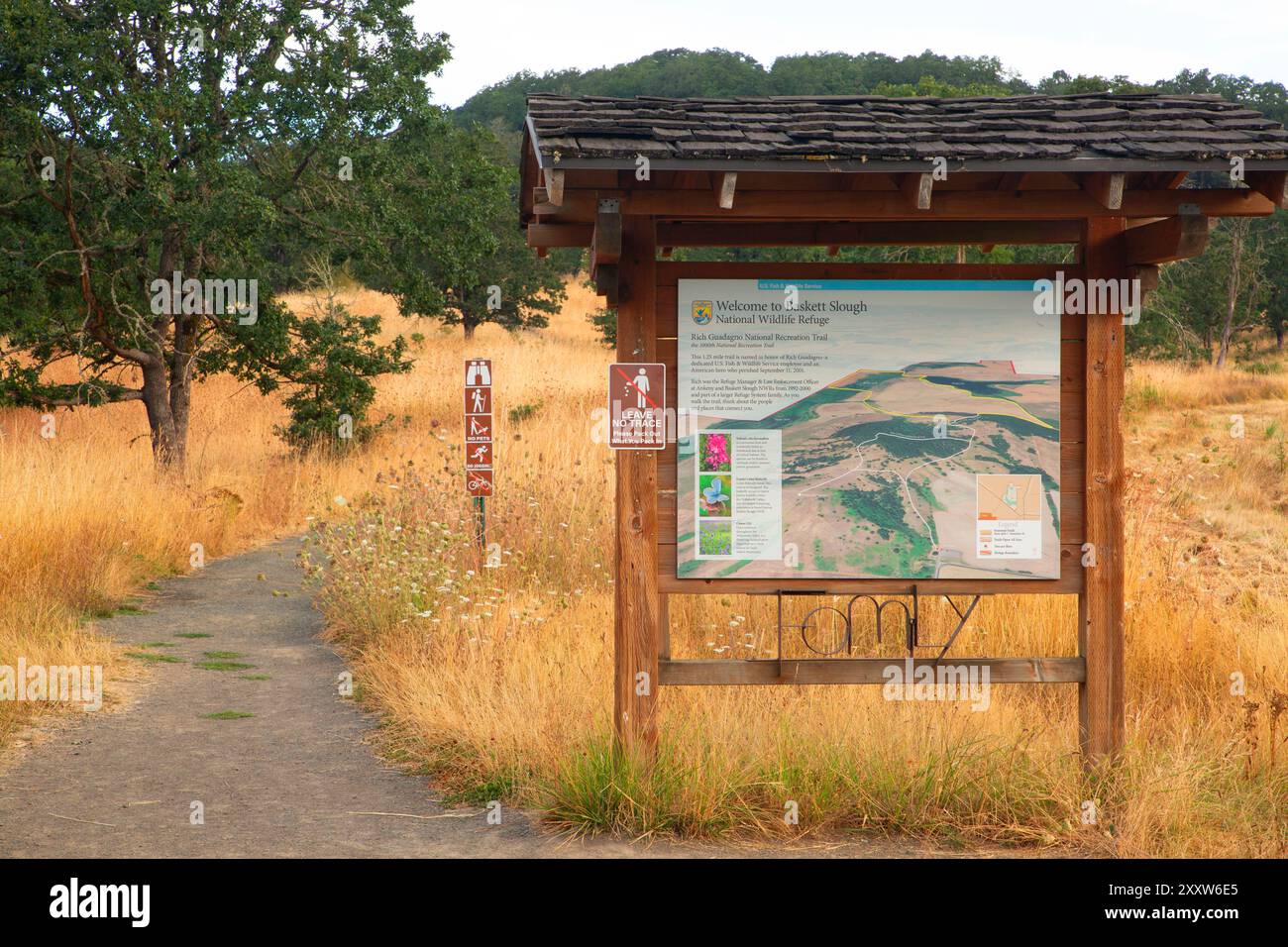 Trailhead kiosk at Rich Guadagno Memorial Trail, Baskett Slough ...