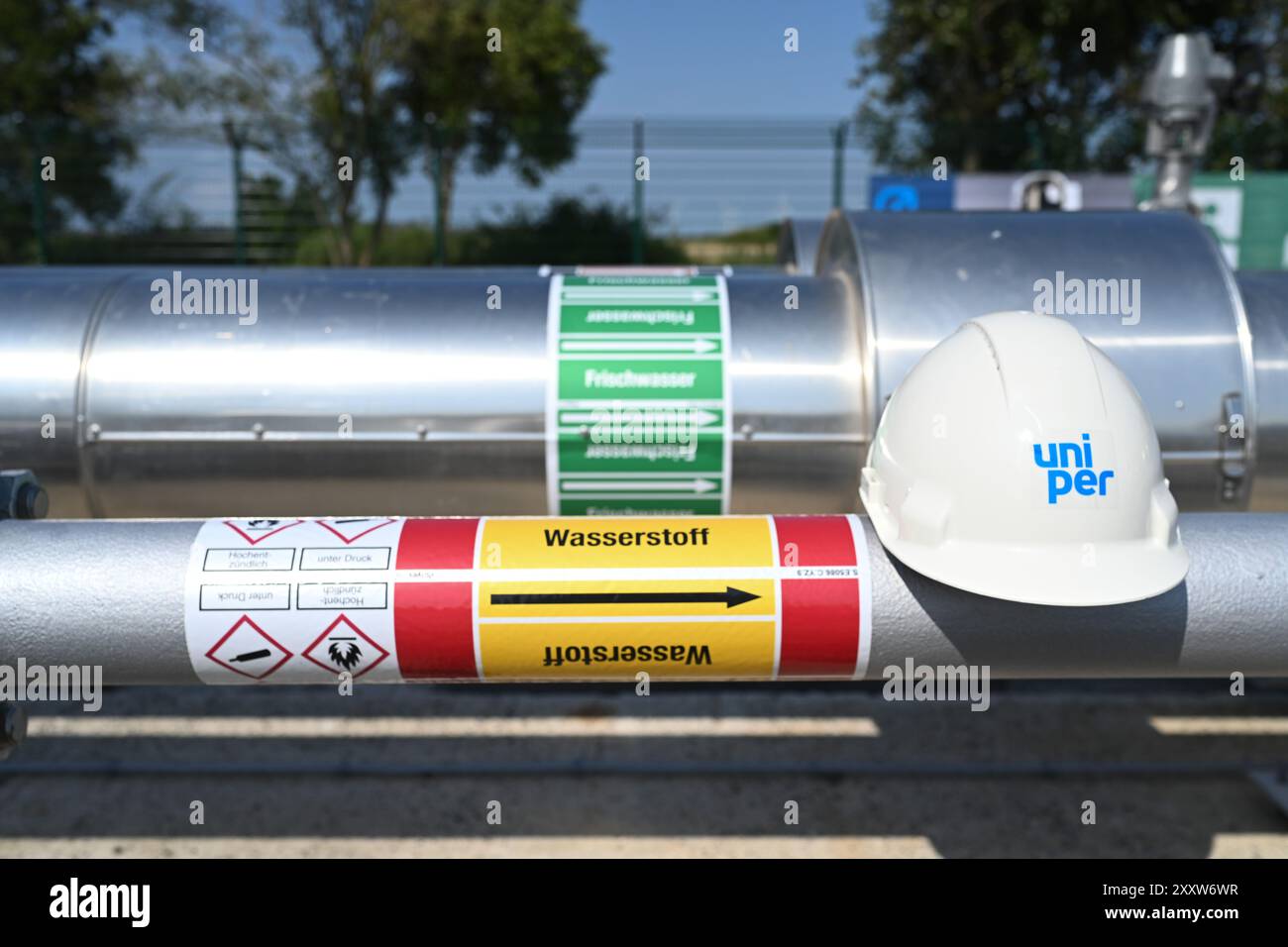 26 August 2024, Lower Saxony, Krummhörn: A pipe labeled "hydrogen ...