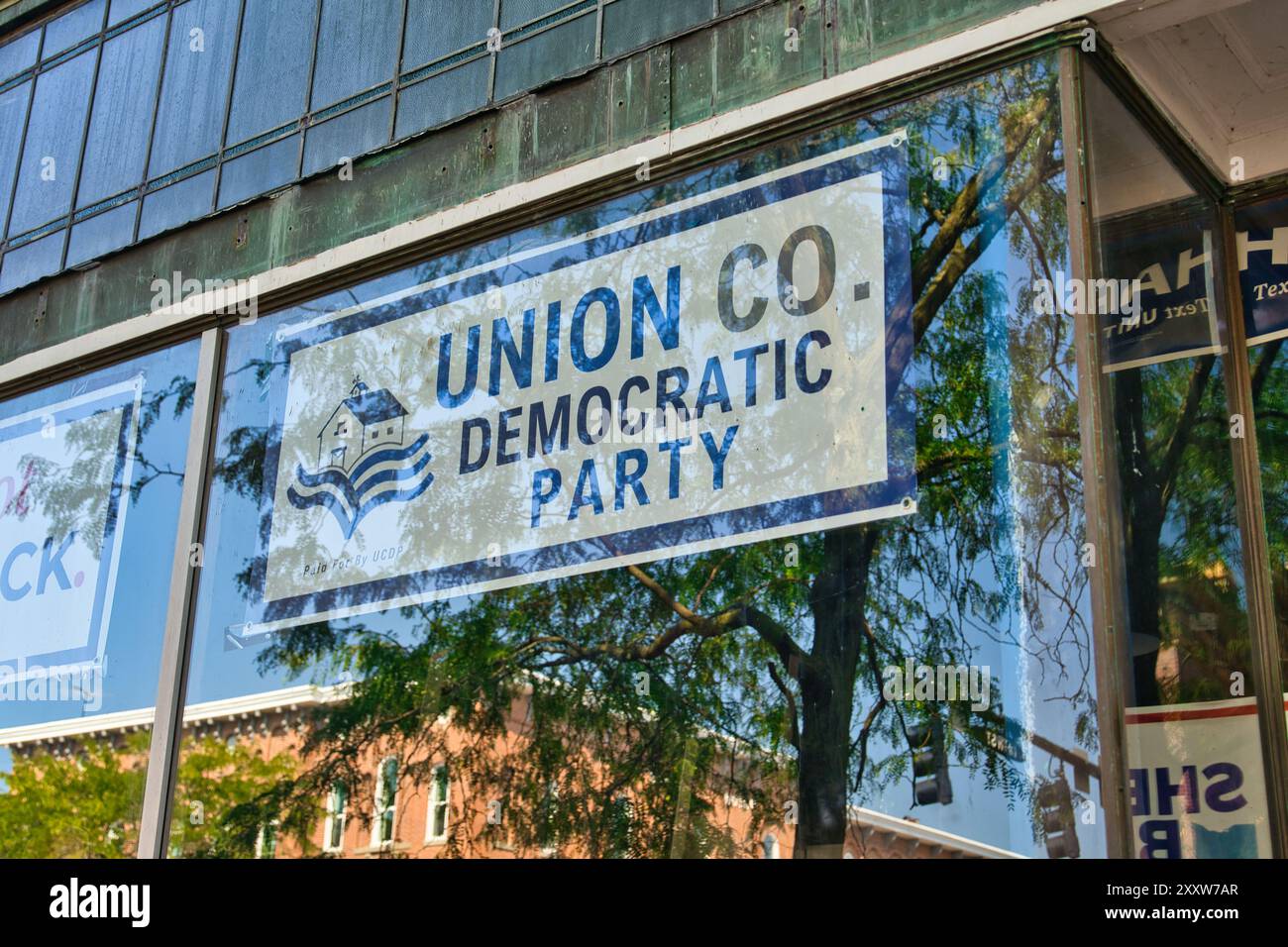 Political party sign hi-res stock photography and images - Alamy