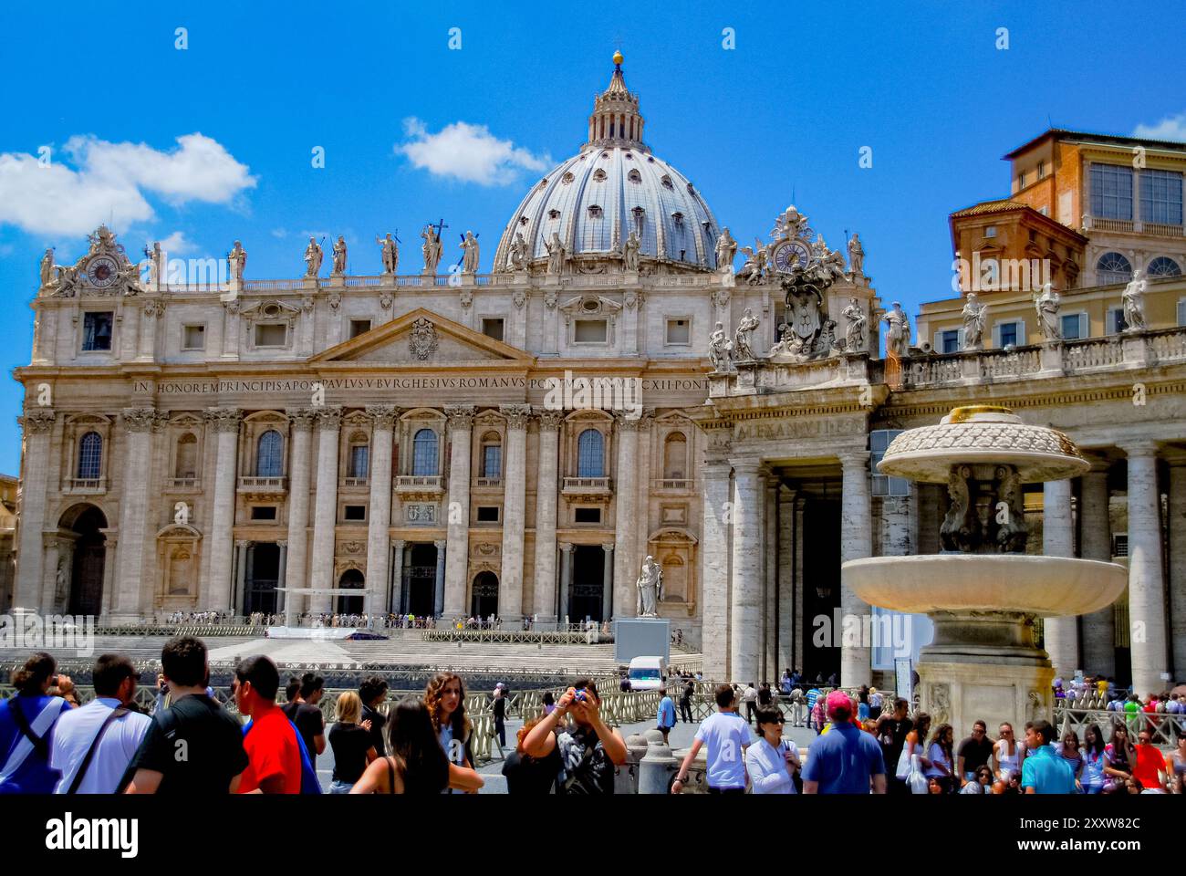 The square in the Vatican state, Piazza di San Pietro. Rome, Italy Stock Photo - Alamy