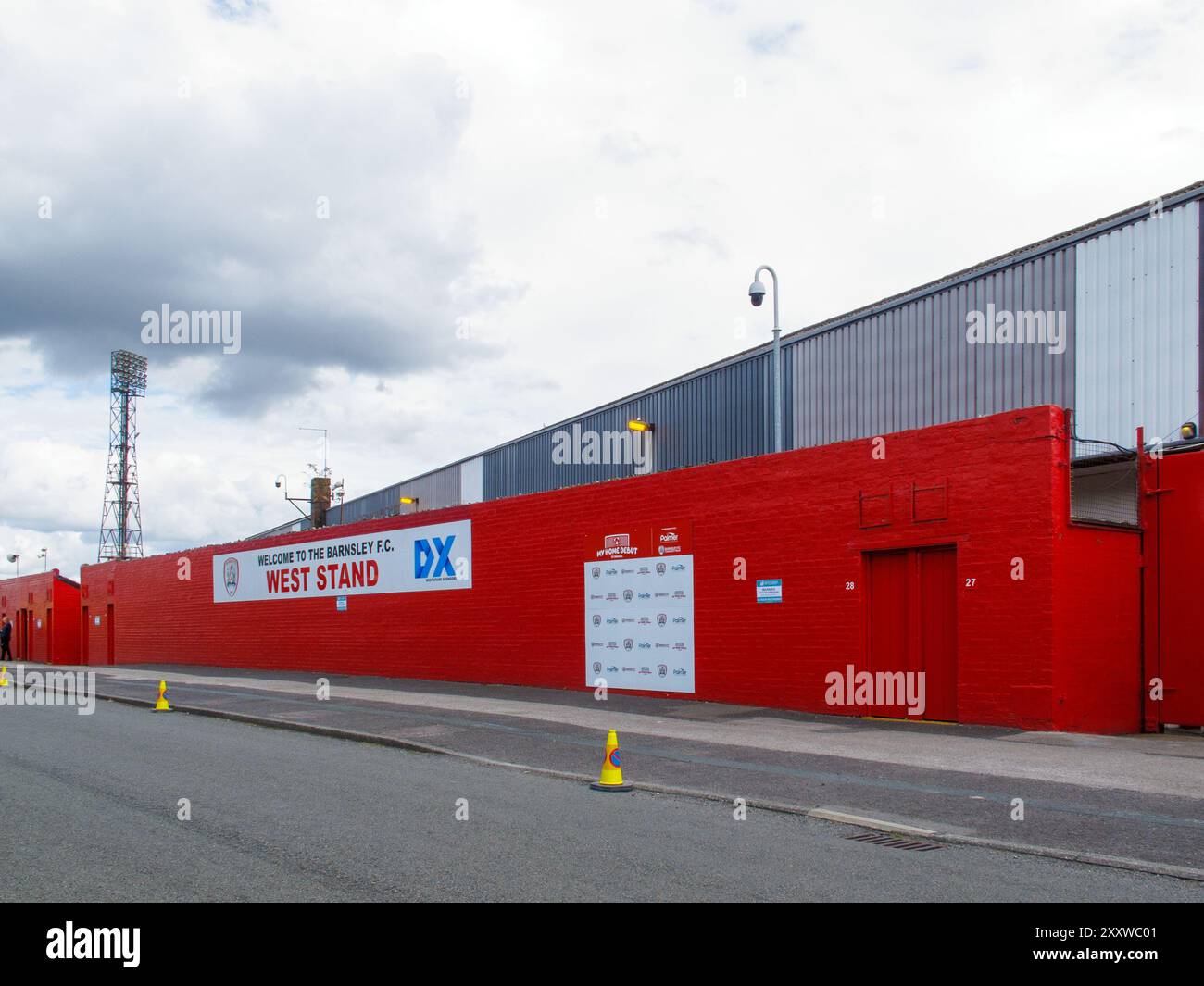 Barnsley fc hi-res stock photography and images - Alamy