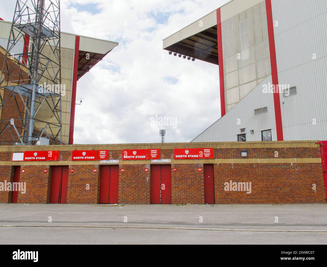 Barnsley football stadium oakwell hi-res stock photography and images ...