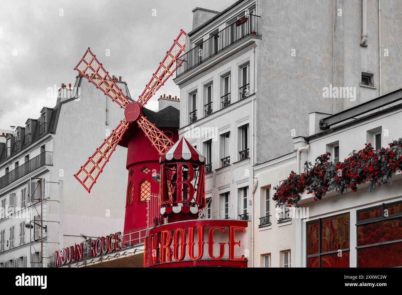 Famous nightclub moulin rouge hi-res stock photography and images - Alamy