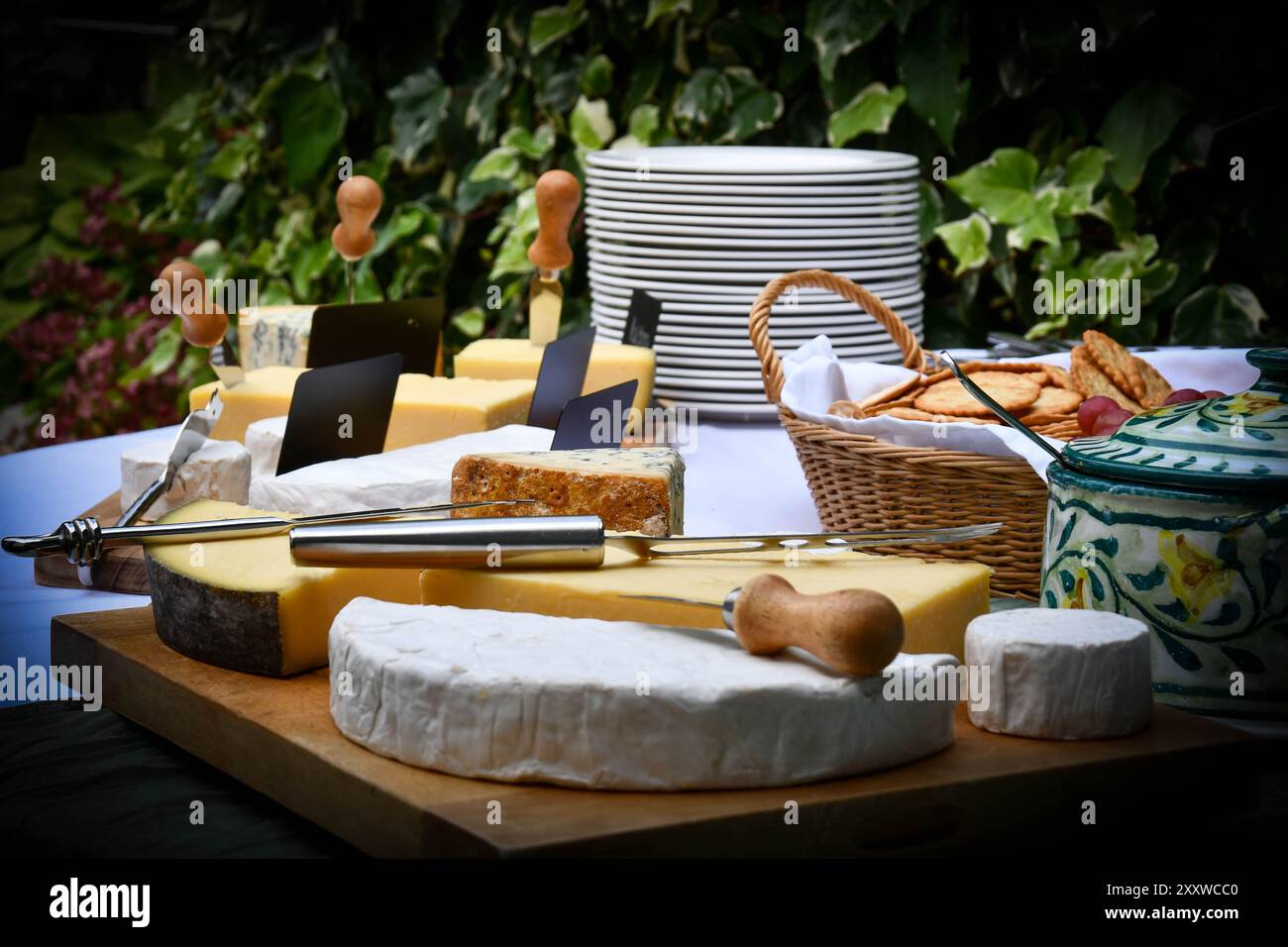 British summer lunch party hi-res stock photography and images - Alamy