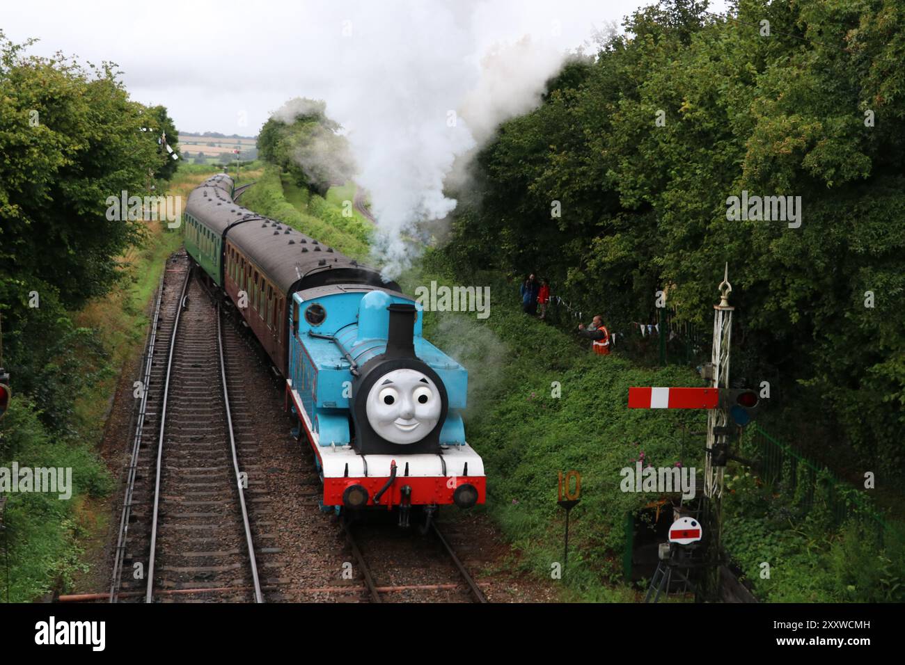 THOMAS THE TANK ENGINE STEAM TRAIN TRAVELLING ALONG A RAILWAY TRACK ...