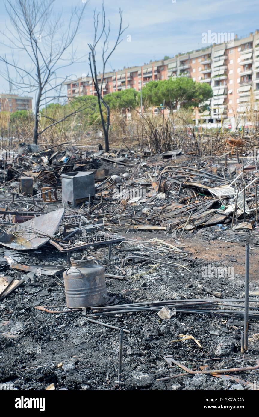 Fire burns shack hi-res stock photography and images - Alamy