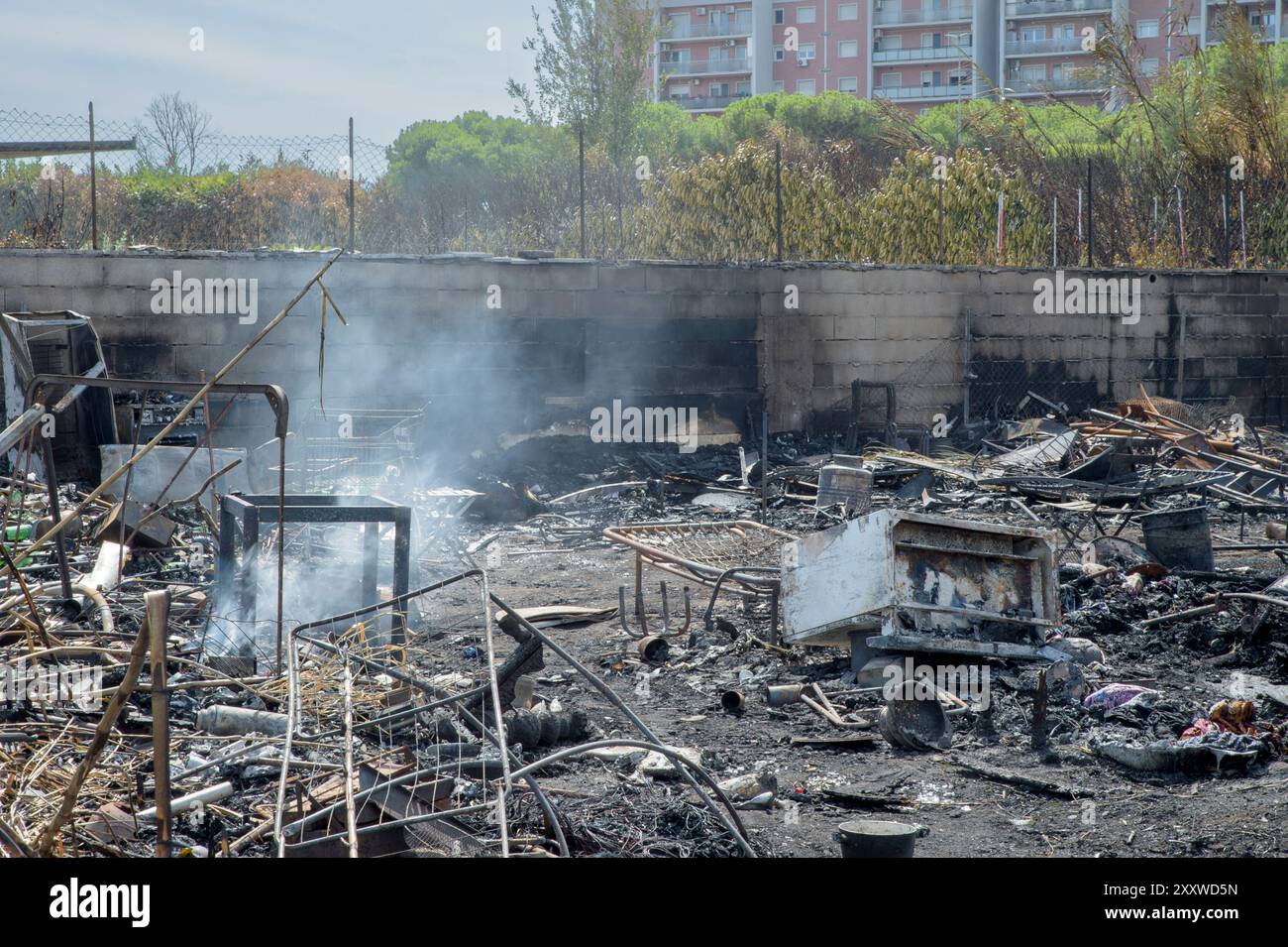 Fire burns shack hi-res stock photography and images - Alamy