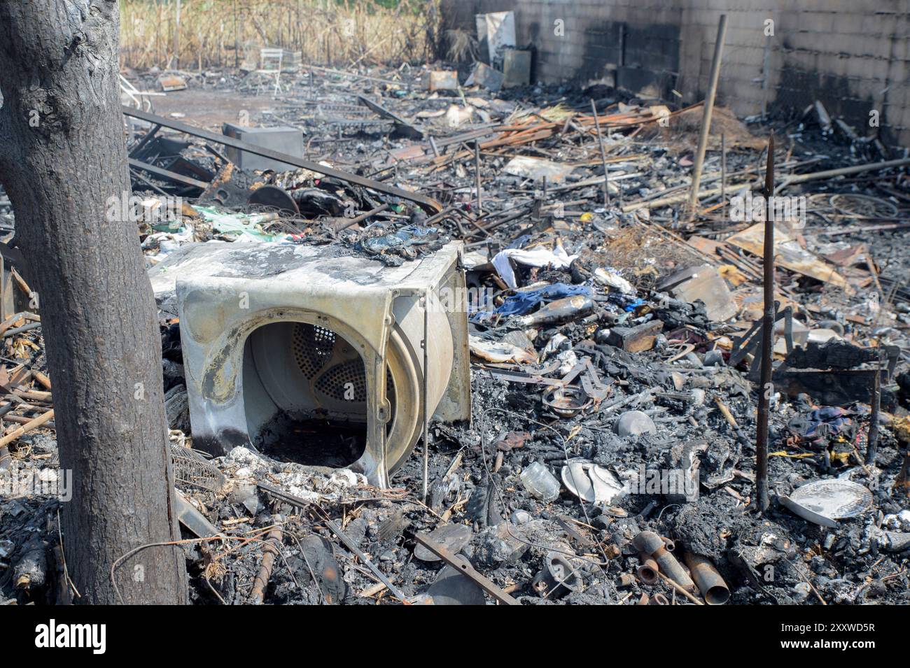 Fire burns shack hi-res stock photography and images - Alamy