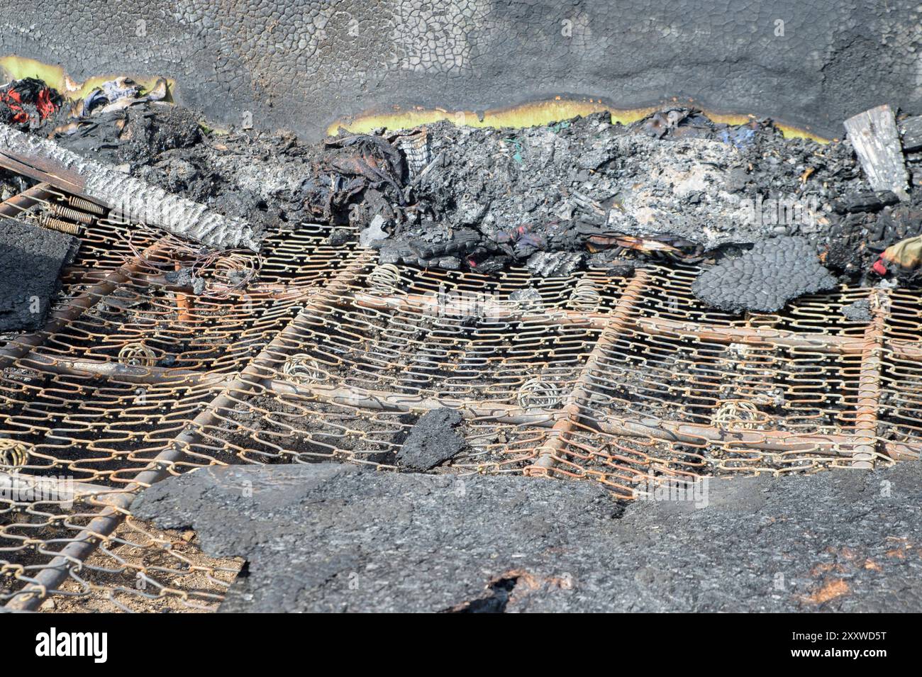 Fire burns shack hi-res stock photography and images - Alamy