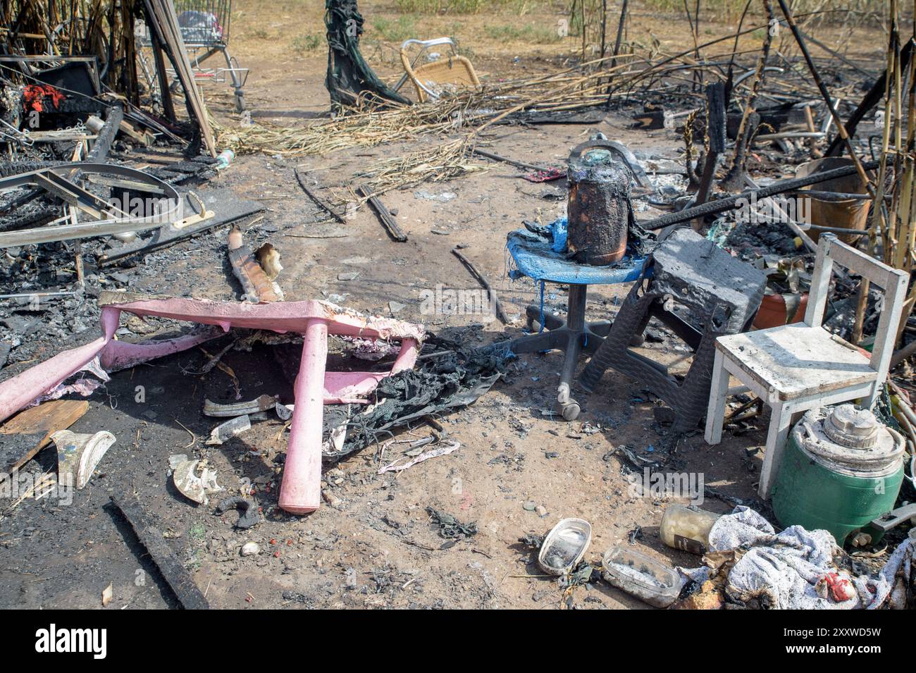 Fire burns shack hi-res stock photography and images - Alamy