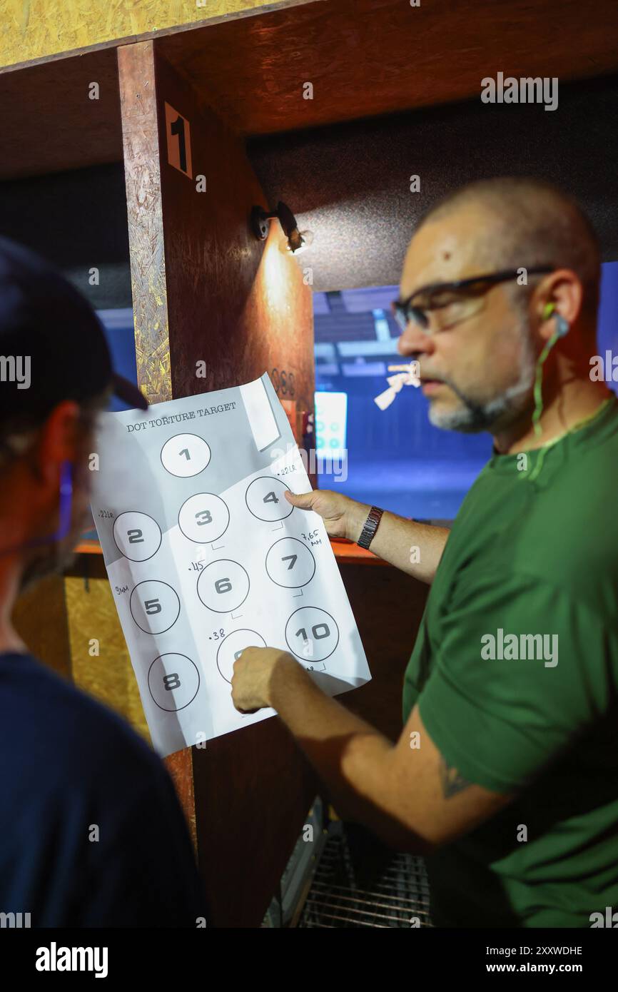 shooting instructor explains how to use a pistol Stock Photo - Alamy