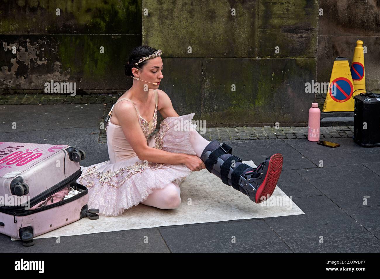 Broken ballet busker hi-res stock photography and images - Alamy