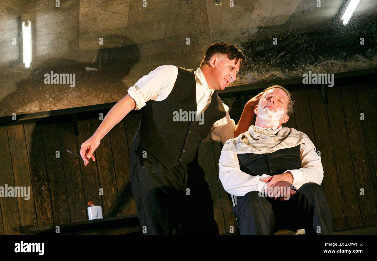 l-r: David Birrell (Sweeney Todd), Don Gallagher (Judge Turpin) in ...