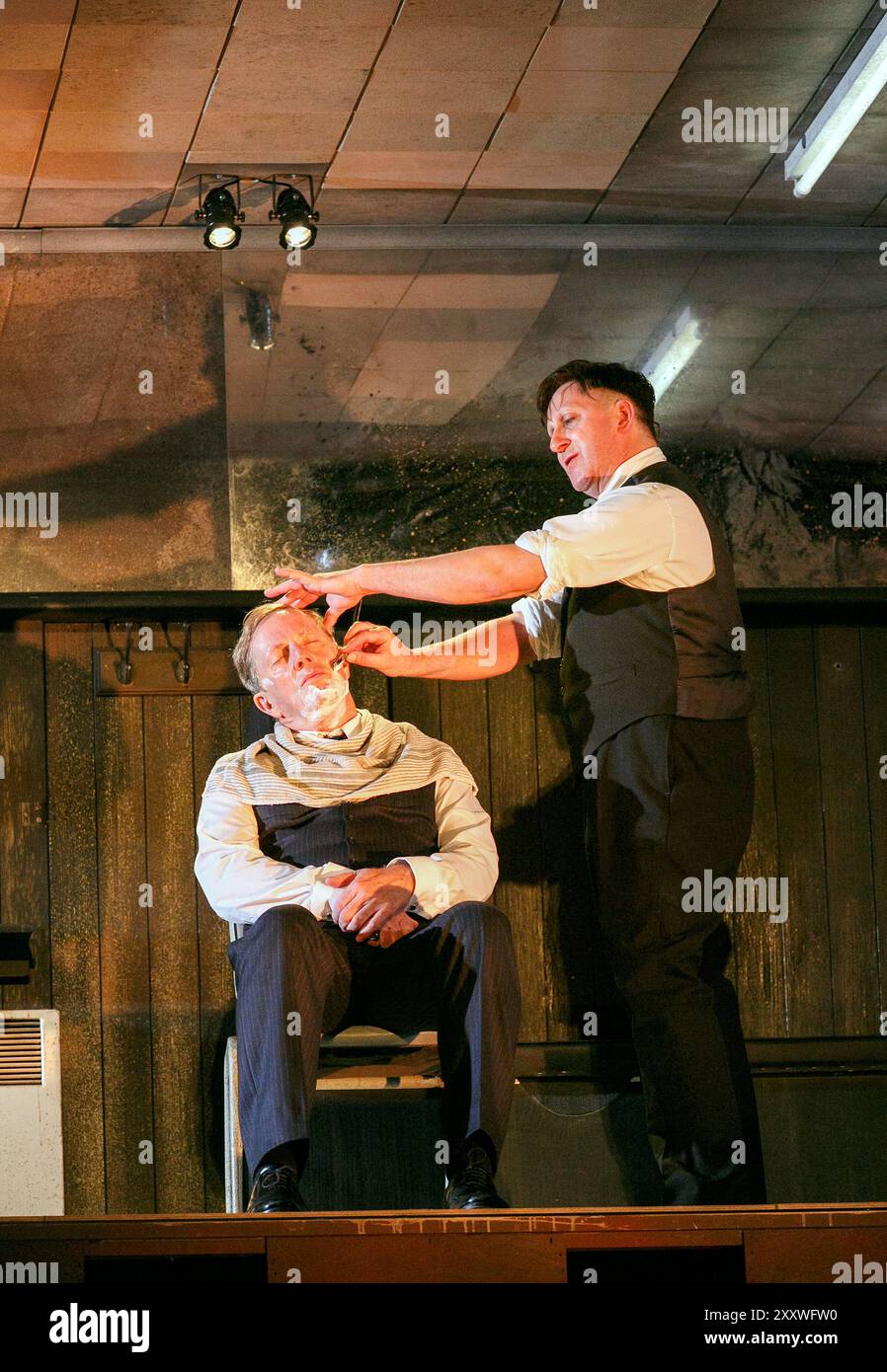 l-r: Don Gallagher (Judge Turpin), David Birrell (Sweeney Todd) in ...