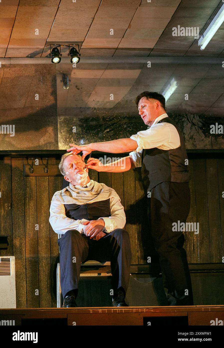 l-r: Don Gallagher (Judge Turpin), David Birrell (Sweeney Todd) in ...