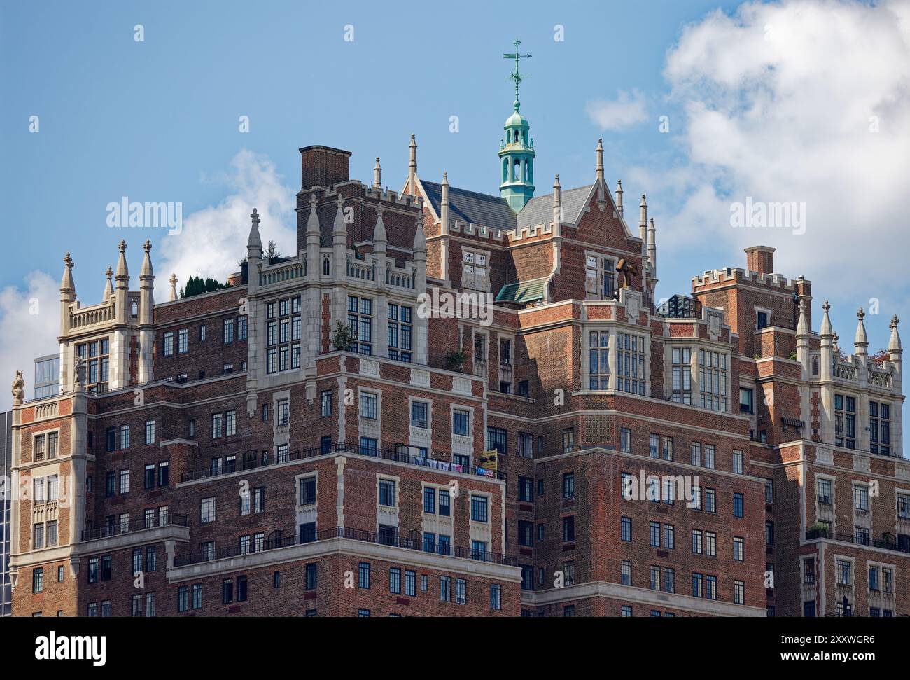Tudor revival architecture hi-res stock photography and images - Alamy