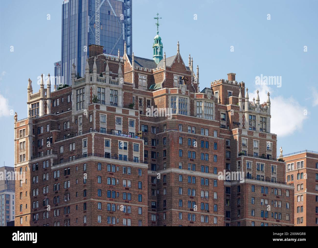 Tudor revival architecture hi-res stock photography and images - Alamy