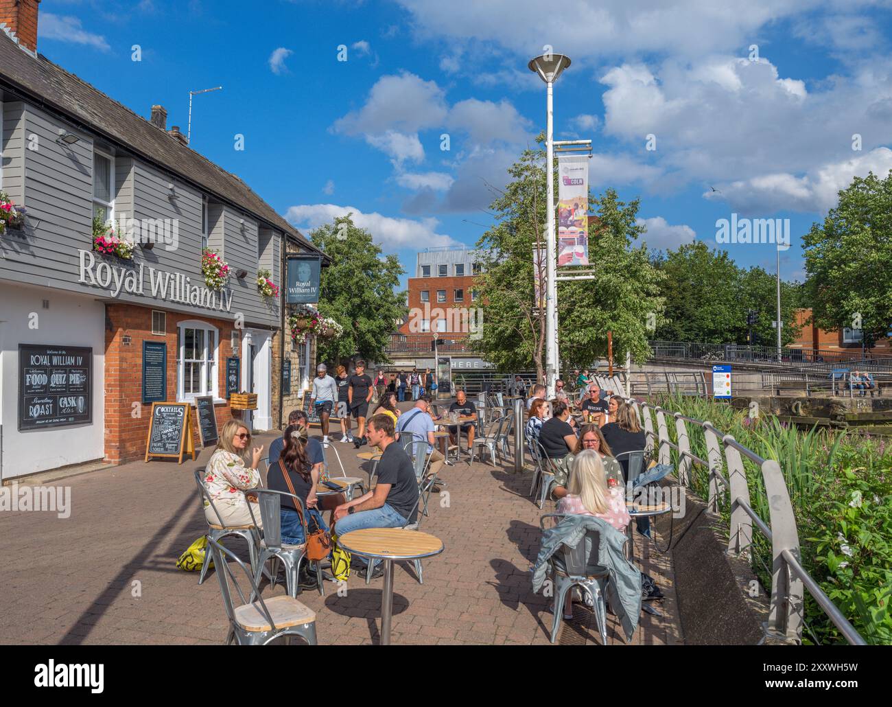The Royal William IV pub on on Brayford Wharf, Brayford Pool, Lincoln ...