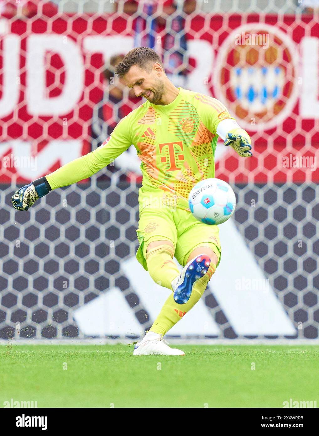 Munich, Germany. 20th Aug, 2024. Sven ULREICH, FCB 26 goalkeeper, at ...