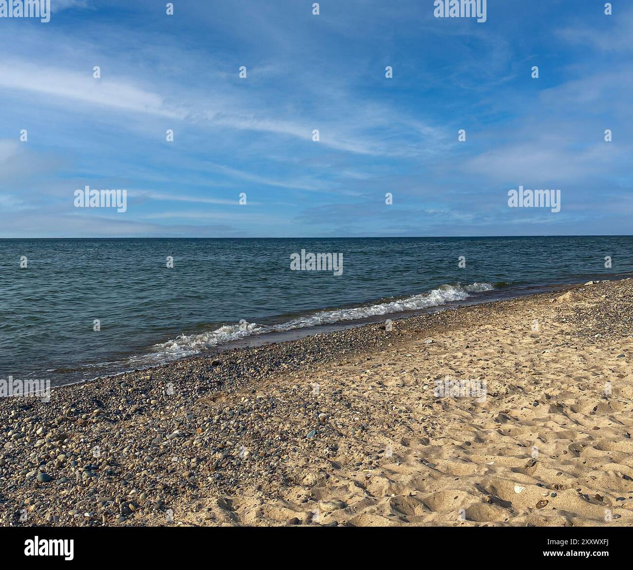 Rolling gentle ocean waves hi-res stock photography and images - Alamy