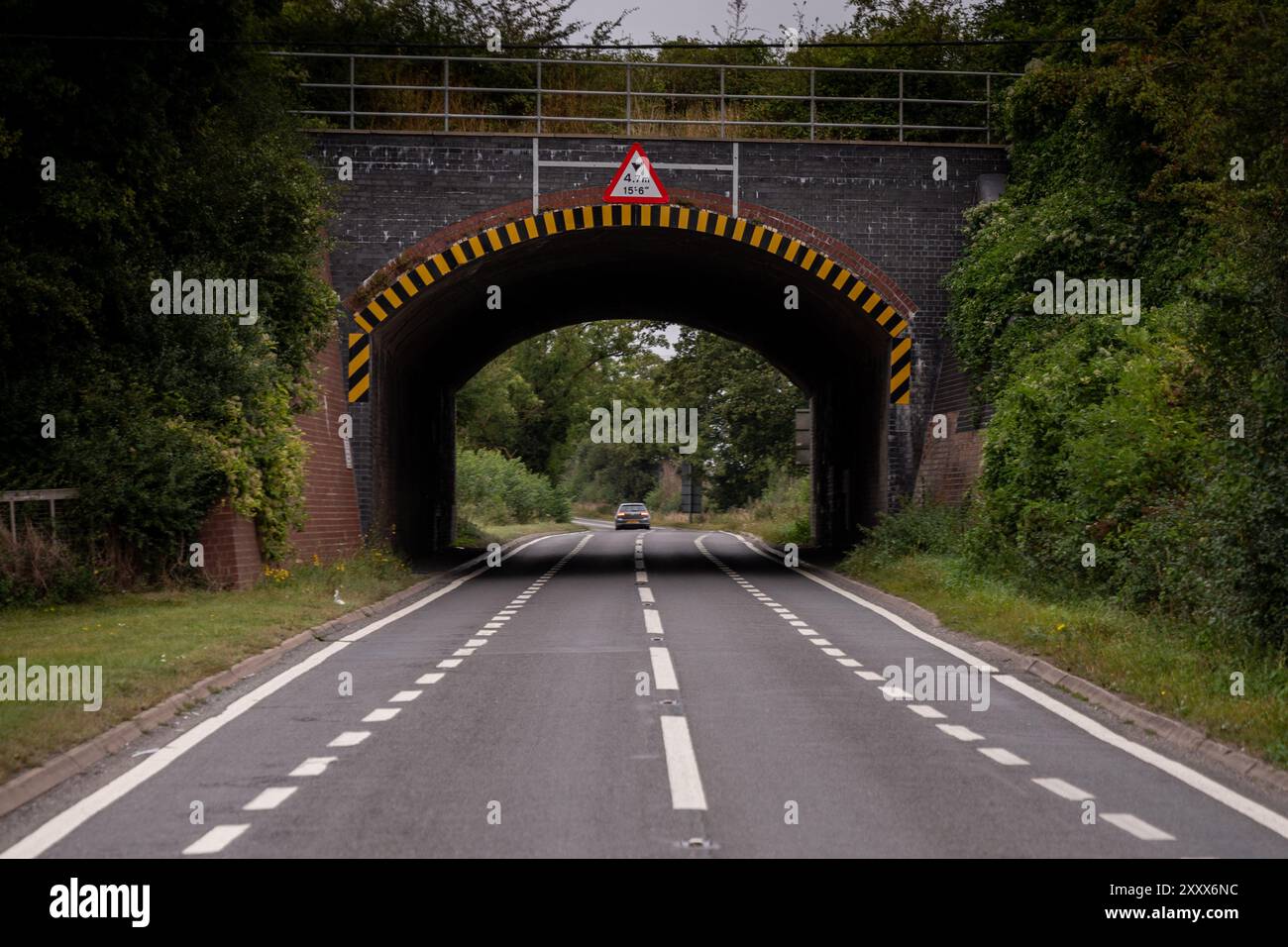 Height restriction sign tunnel hi-res stock photography and images - Alamy