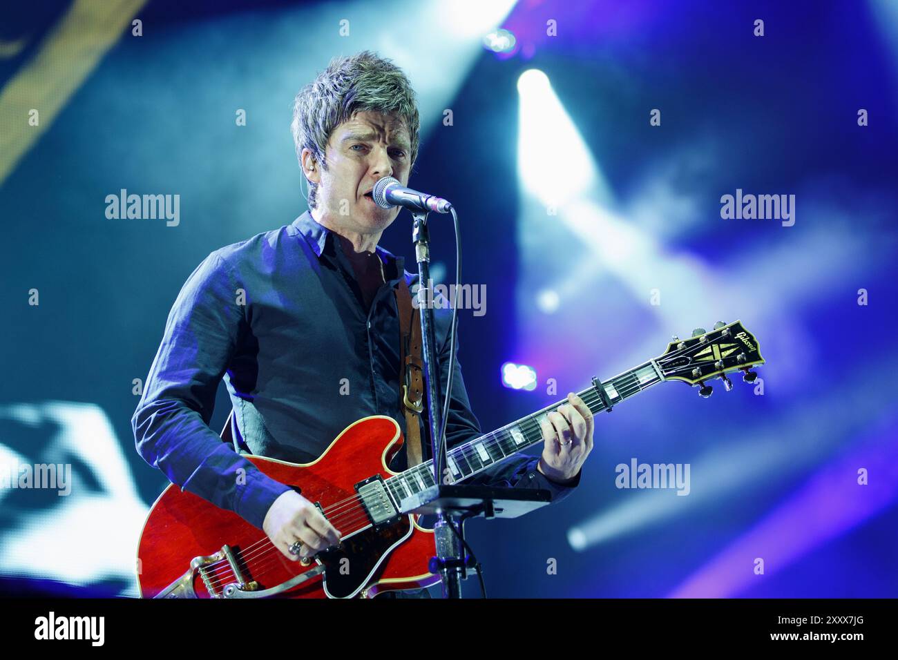 Noel Gallagher performing live onstage, Noel Gallagher music, Noel ...