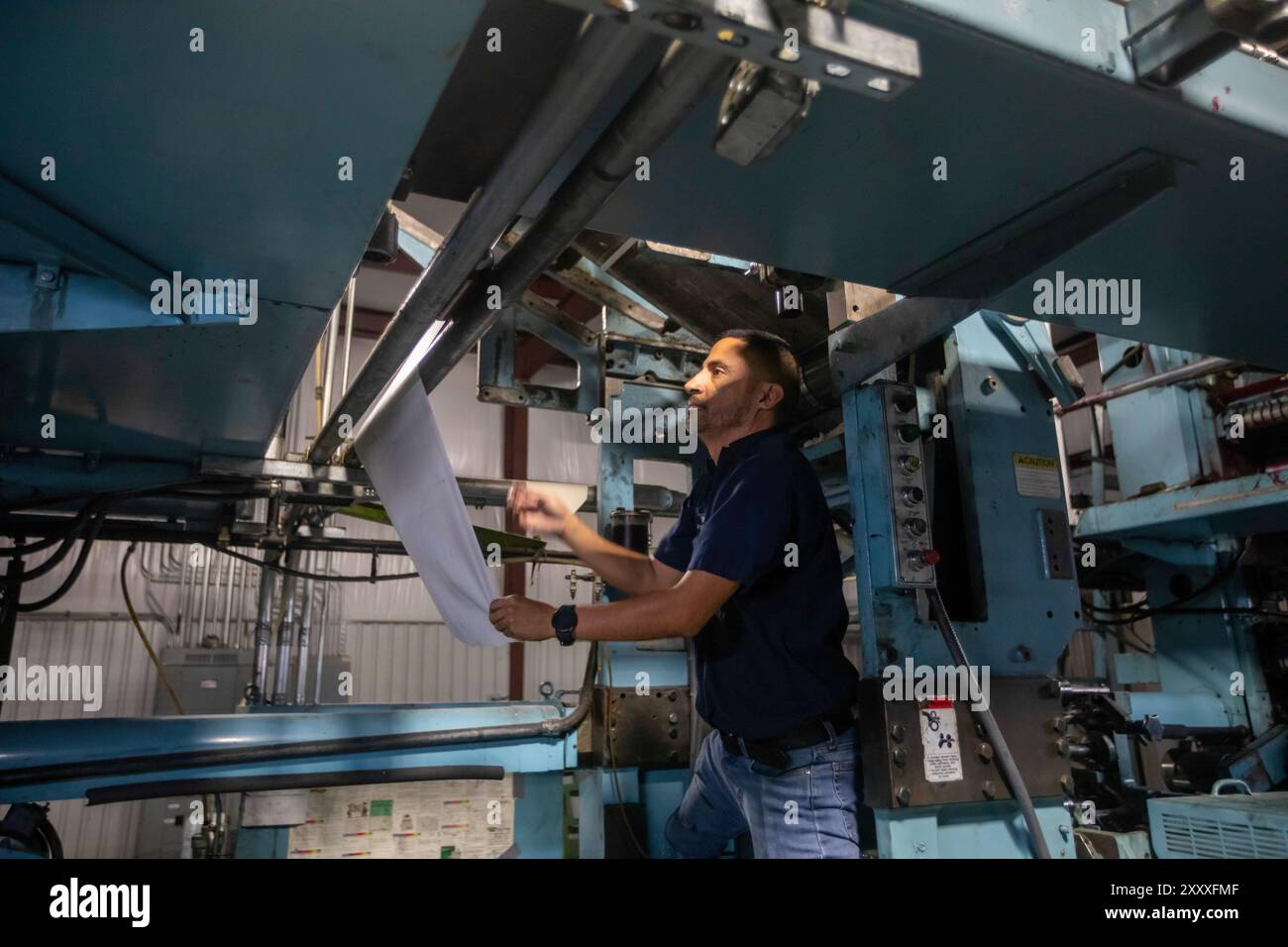 Newspaper worker printing press hi-res stock photography and images - Alamy