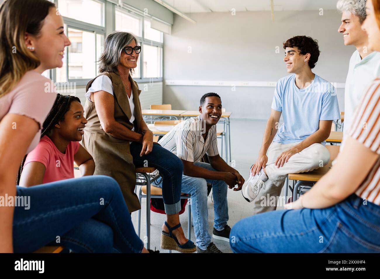 Students sitting circle classroom hi-res stock photography and images ...