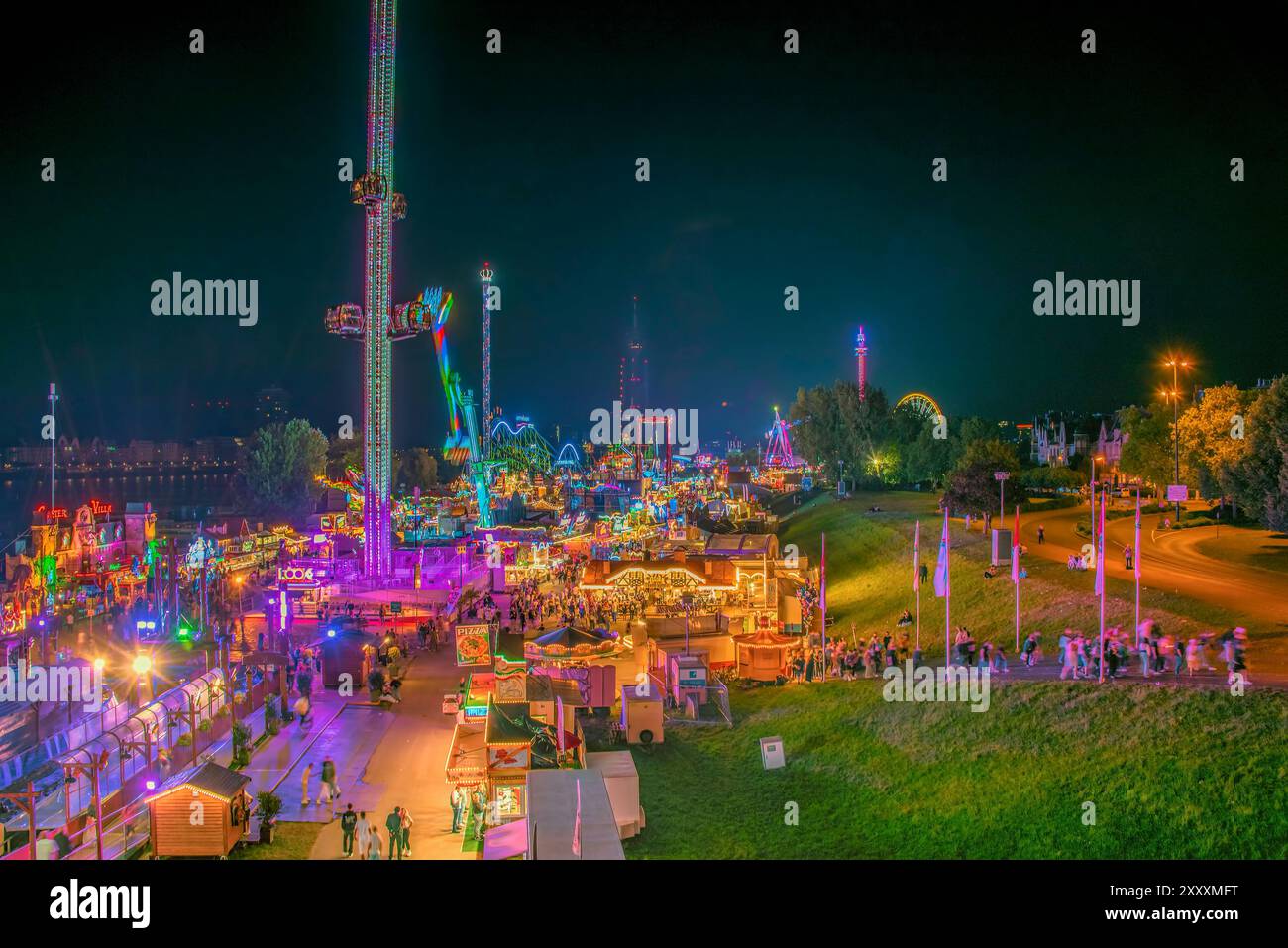 Night view of the famous Düsseldorf "Sommerkirmes" (Summer Fun Fair ...