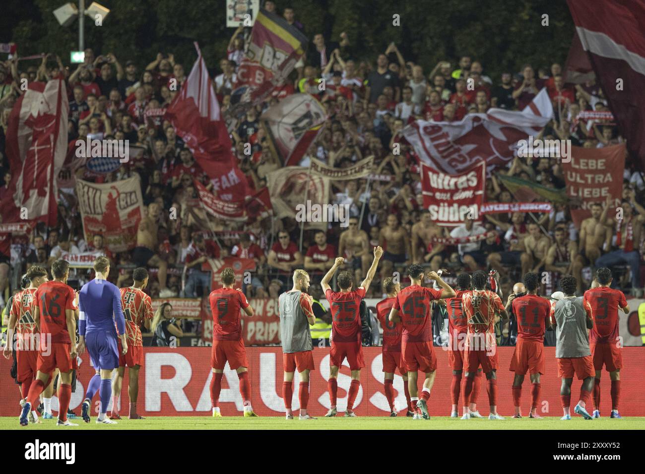 Football match, the FC Bayern Munich team united after the victory in ...