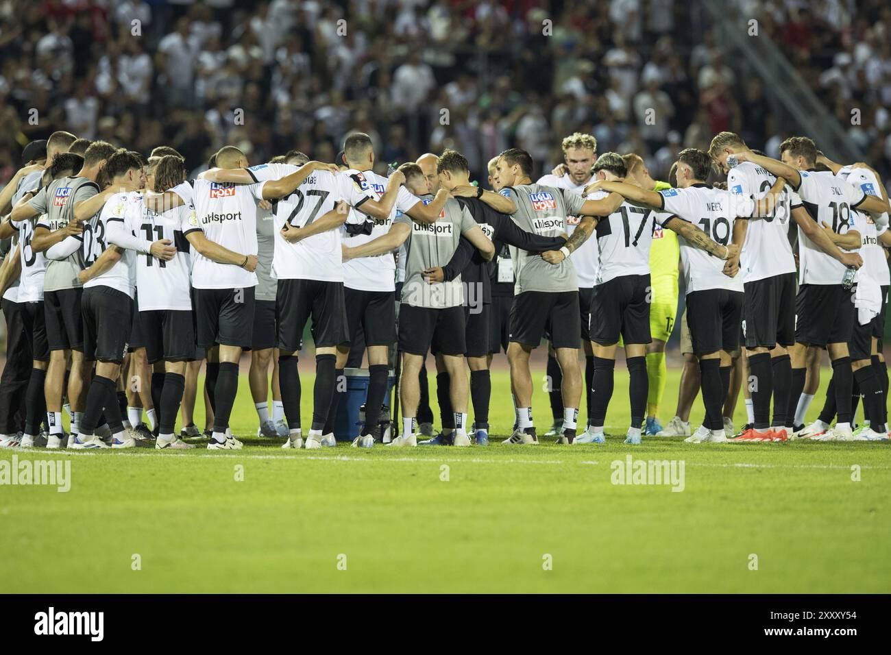 Football match, the SSV Ulm team united in a circle on the pitch after ...