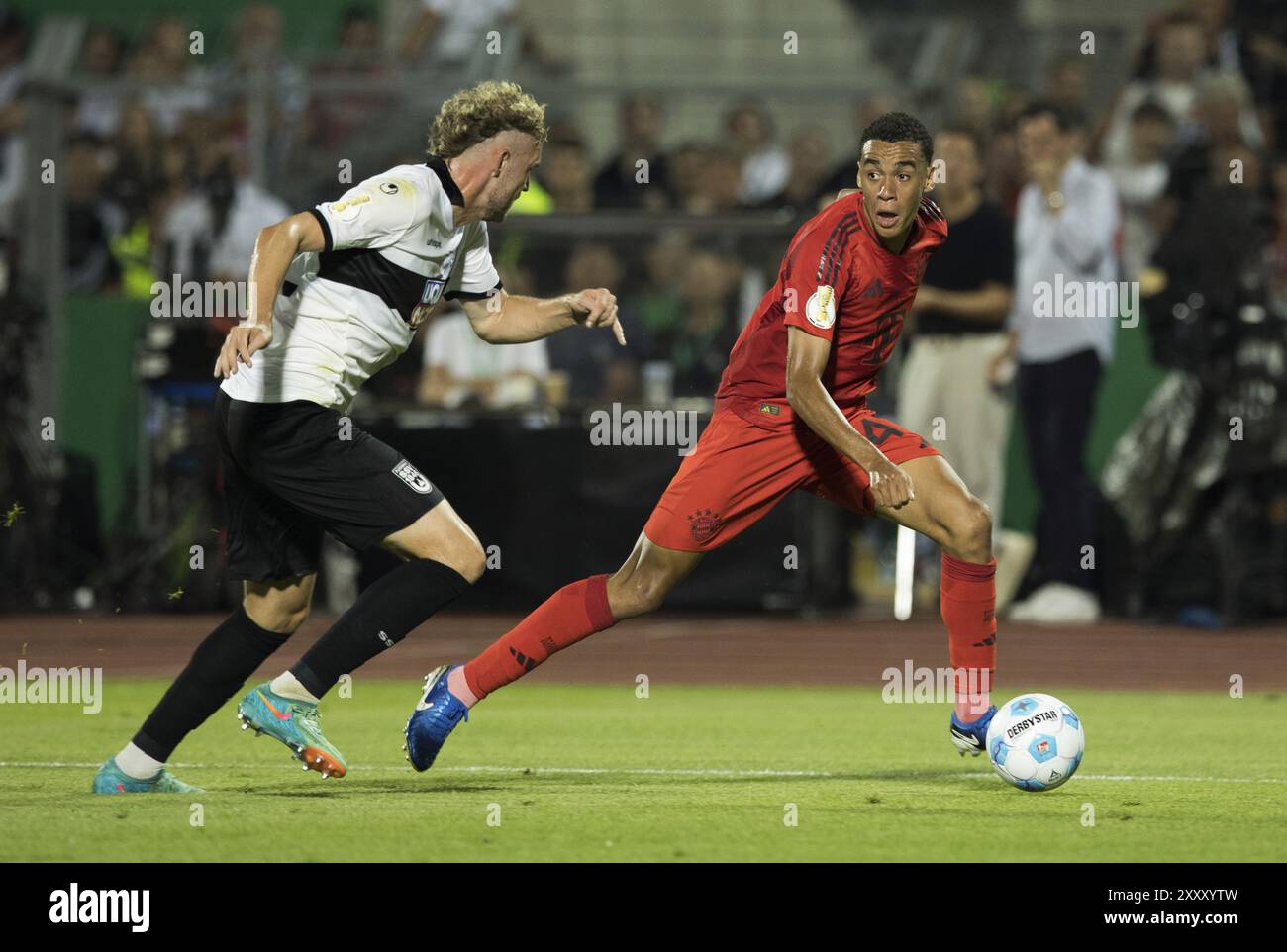 Football match, Jamal MUSIALA FC Bayern Munich right on the ball ...