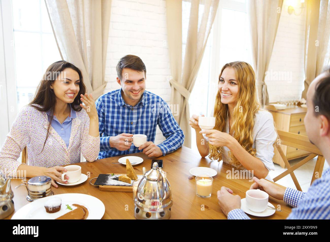 Group of 4 eating hi-res stock photography and images - Alamy