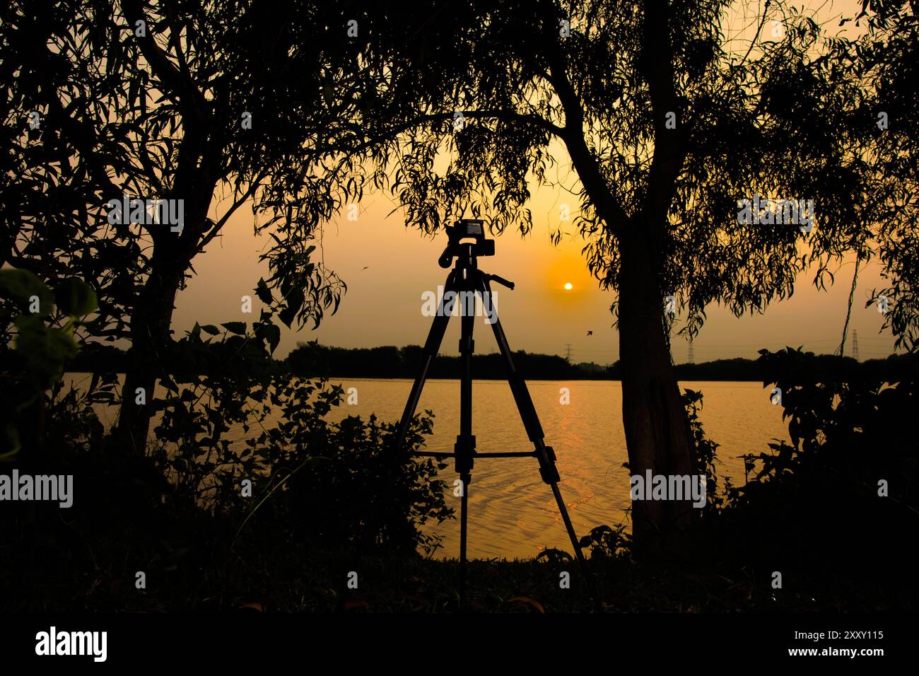 Silhouette photo of tripod at dusk in the lake. Tripod photo at sunset ...