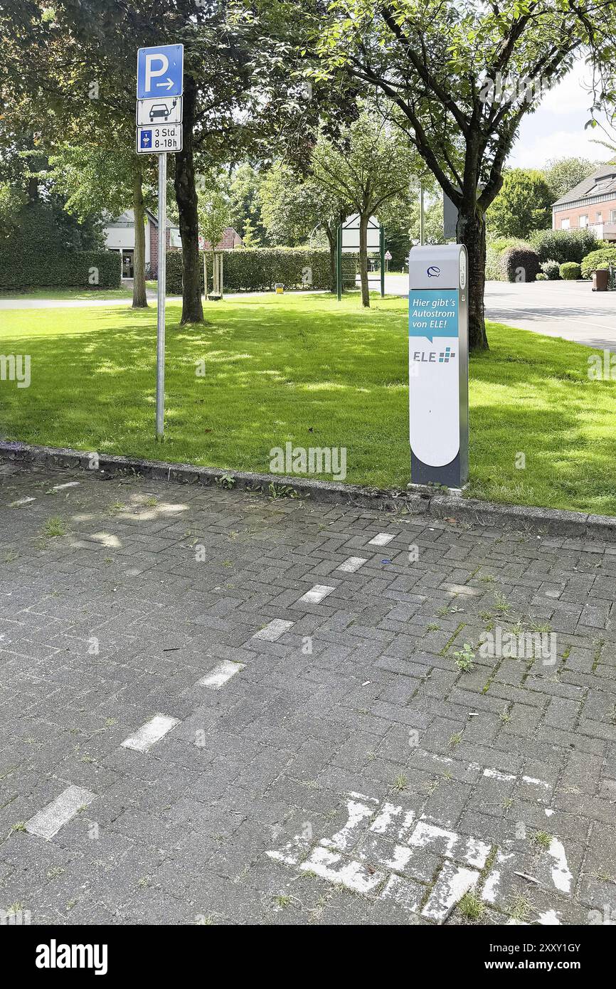 Left Traffic sign Car park for electric cars only Electric cars ...