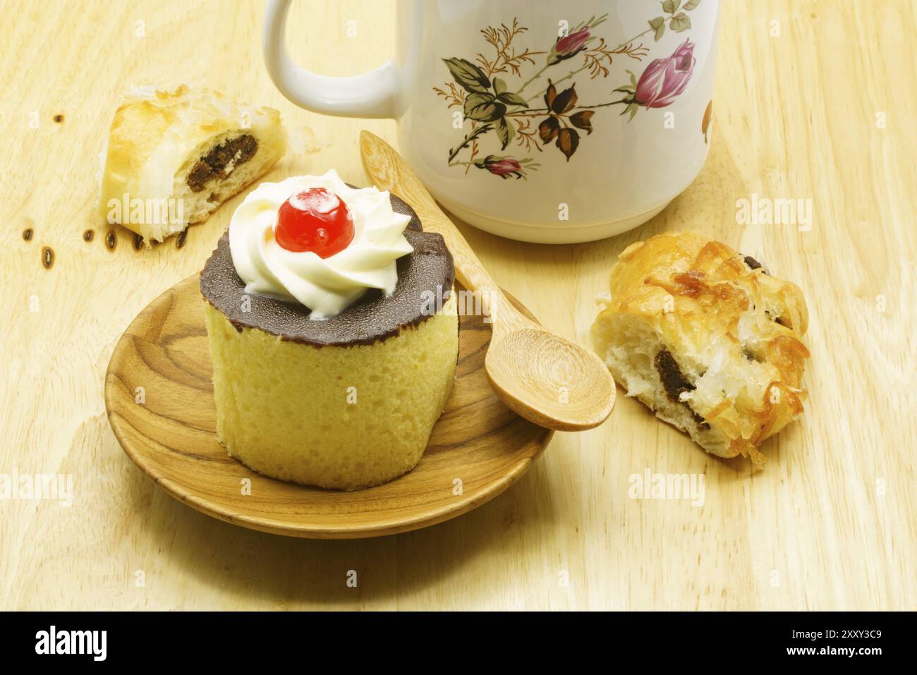 Cake and pudding on a wood board Stock Photo - Alamy